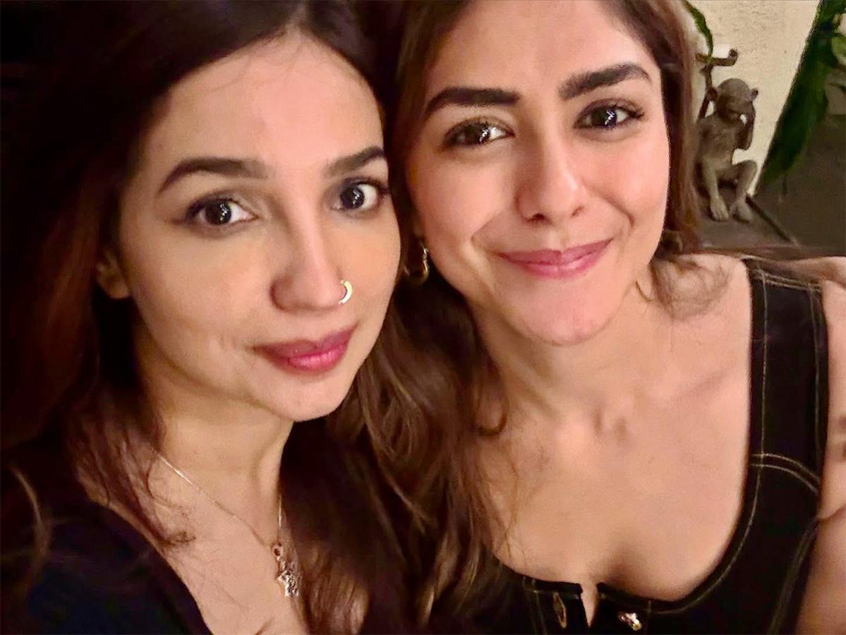 నలుగురు టాప్‌ హీరోయిన్లతో ధనుష్‌ పార్టీ.. ఎందుకో తెలుసా (ఫోటోలు) | Kriti Sanon Wishing Anand L ...